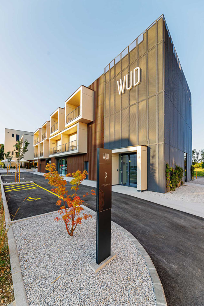 Hotel & people - WUD Hotel***